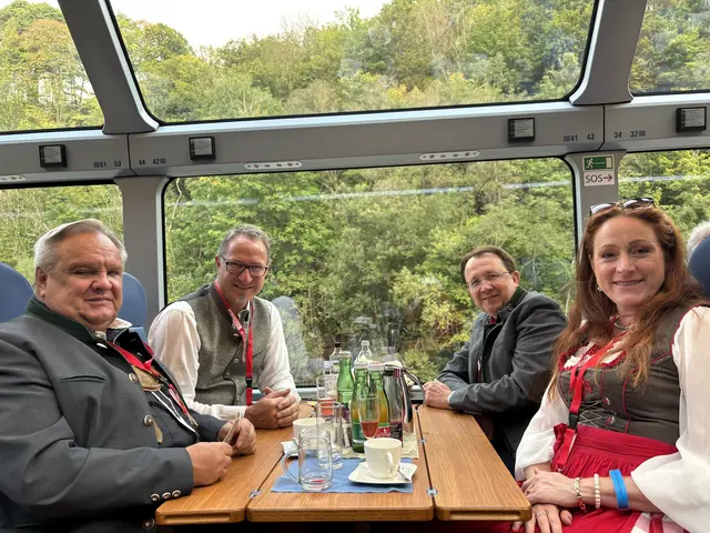 Regionaler Besuch: St. Pöltner Wirtschaftsdelegation beim Dirndlkirtag ...