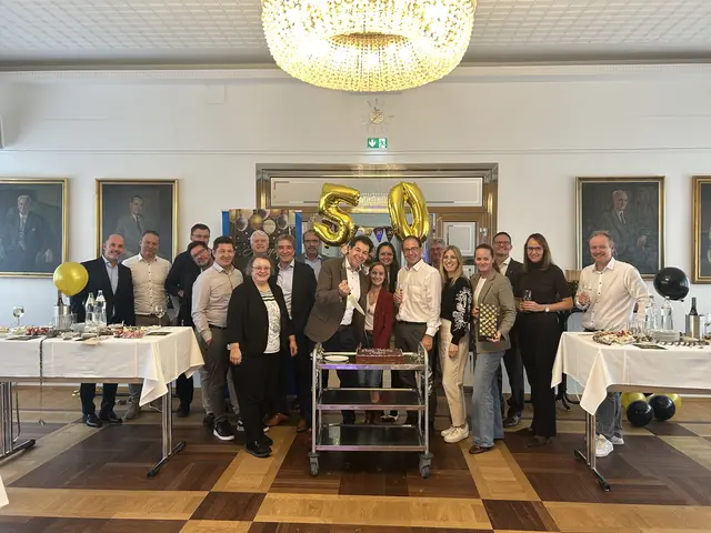 "Happy Birthday" von Kollegen: Sparkassendirektor feierte 50 ...