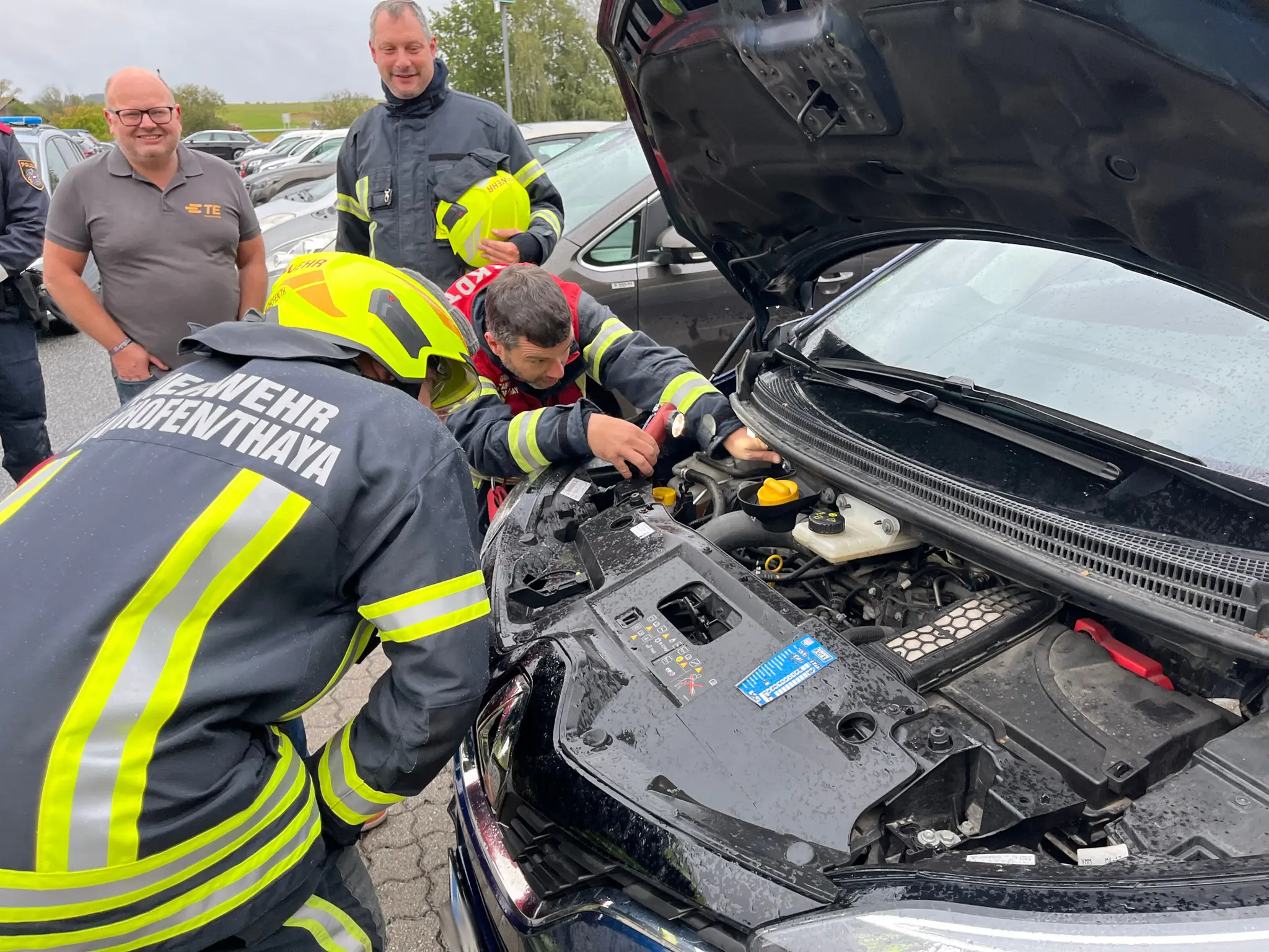Feuerwehreinsatz: Verdacht auf Fahrzeugbrand auf Parkplatz in Dimling ...