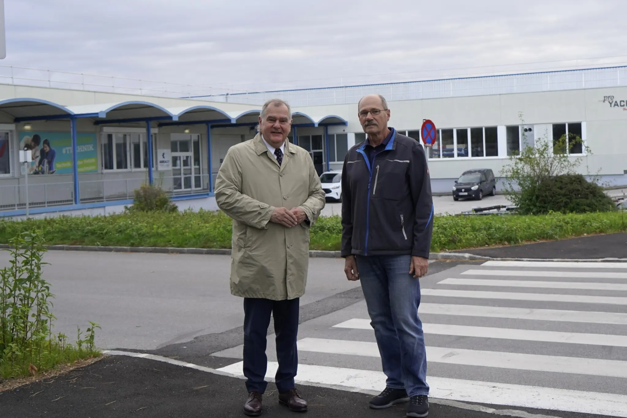 FH Wiener Neustadt: Neuer Zebrastreifen beim Campus 1 der FHWN - Wiener ...