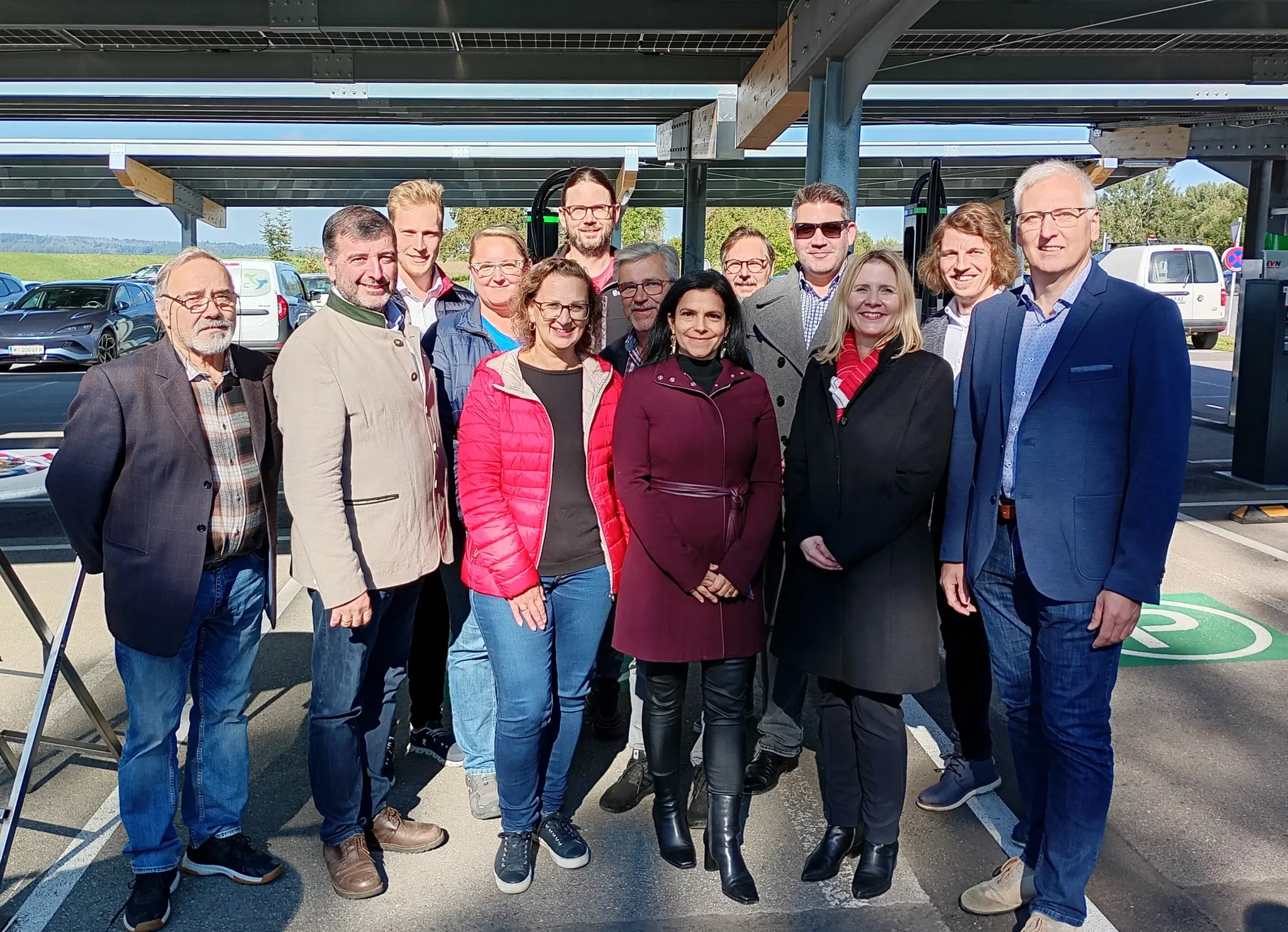 Gefördert: Photovoltaik-Parkplatzüberdachung in Rastenfeld eröffnet - Krems
