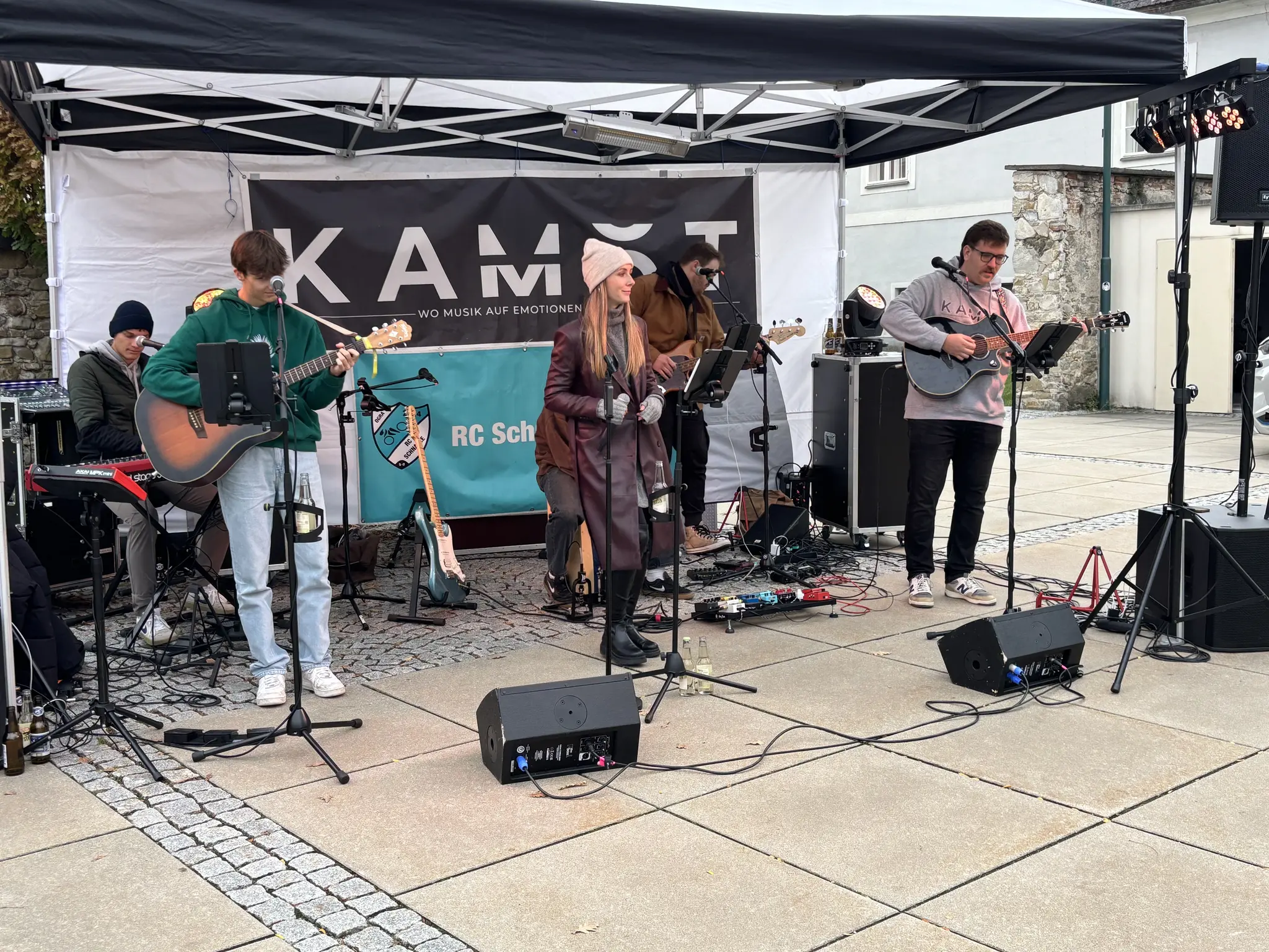 Charity und Live-Musik: Band "Kamot" live am Wochenmarkt im Tal ...