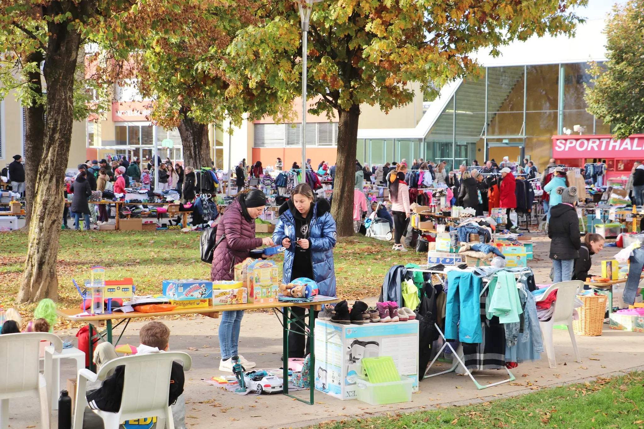 Flohmarkt in Kalsdorf bei Graz: Schulhof wurde zur Flohmarktmeile ...