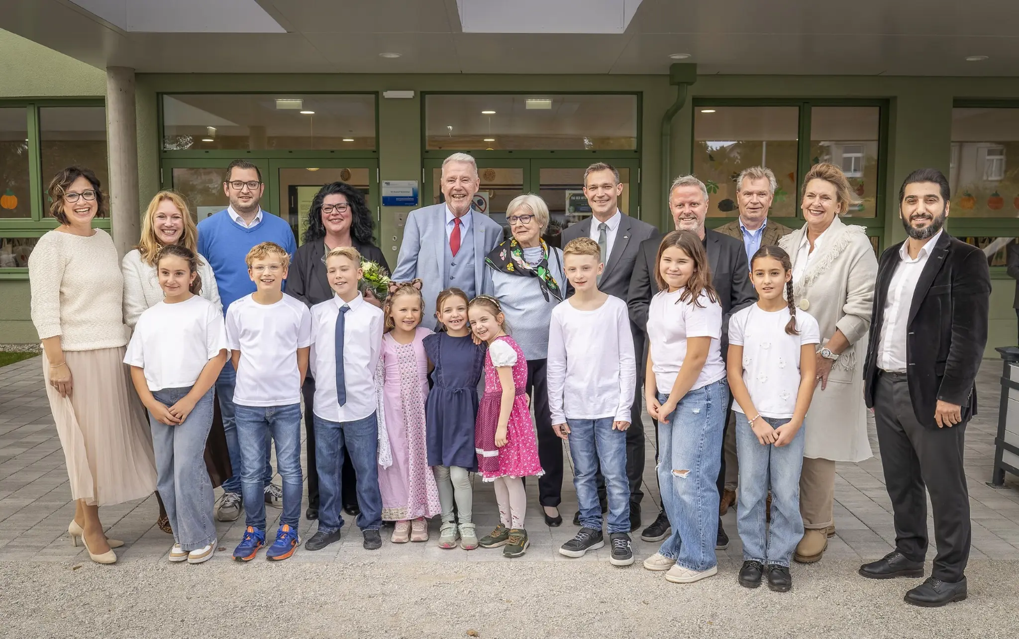 Wiener Neustadt: Generalsanierte Volksschule Rudolf Scheicher eröffnet ...