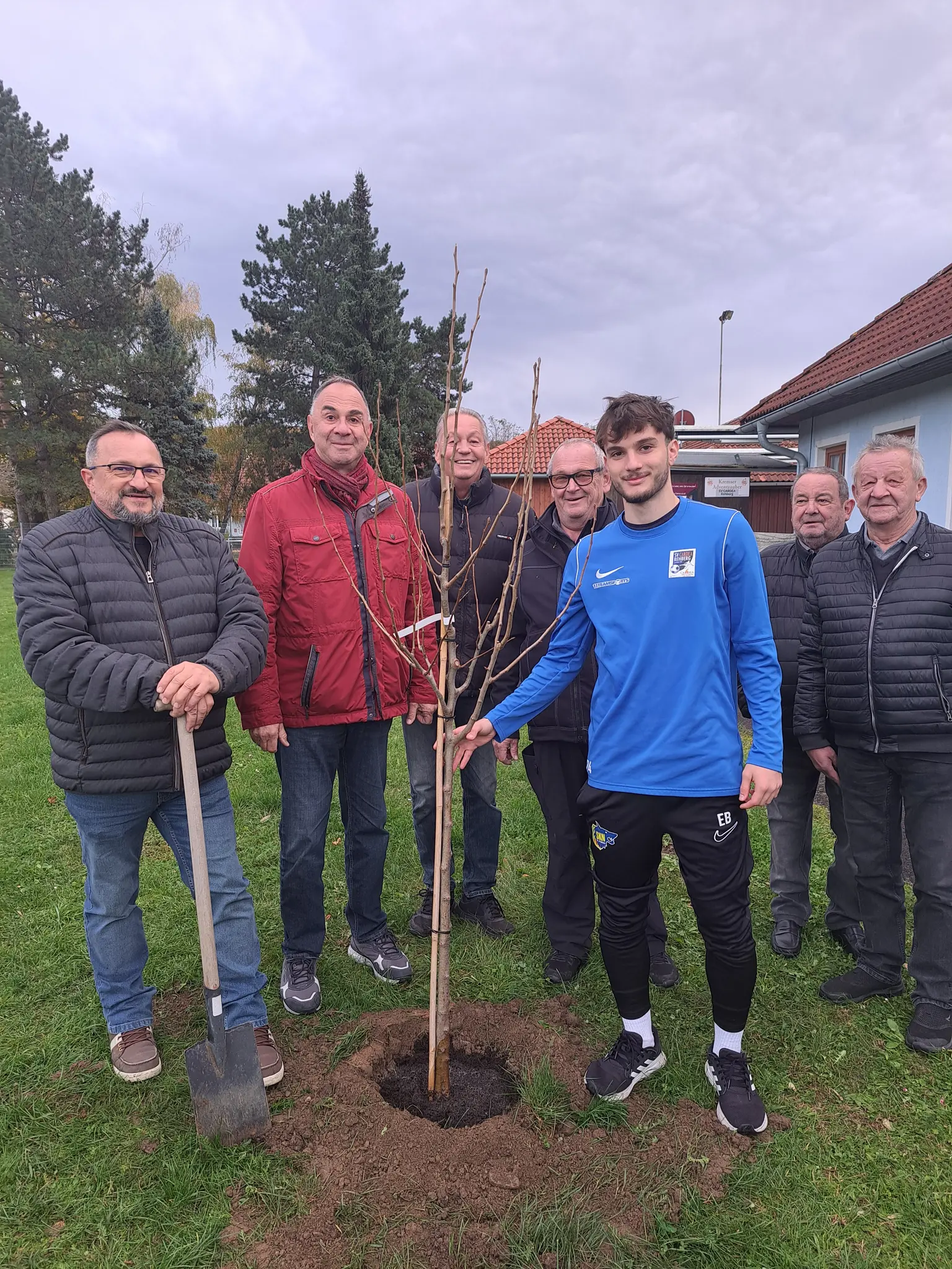 Umweltschutz gefördert: Der SV Rehberg zur "Baumpflanz-Challenge ...