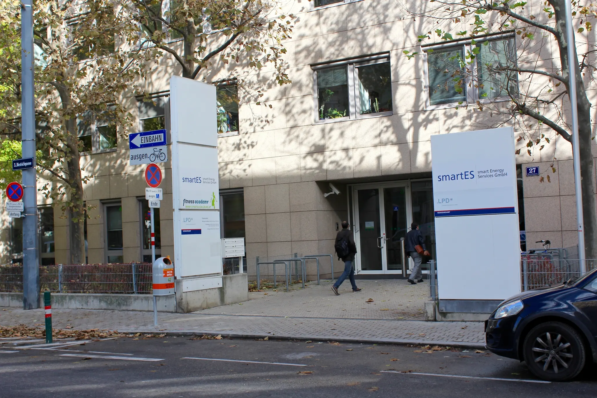 Behördenweg: Wiener schlägt Loch in Wand von Amt und droht es ...