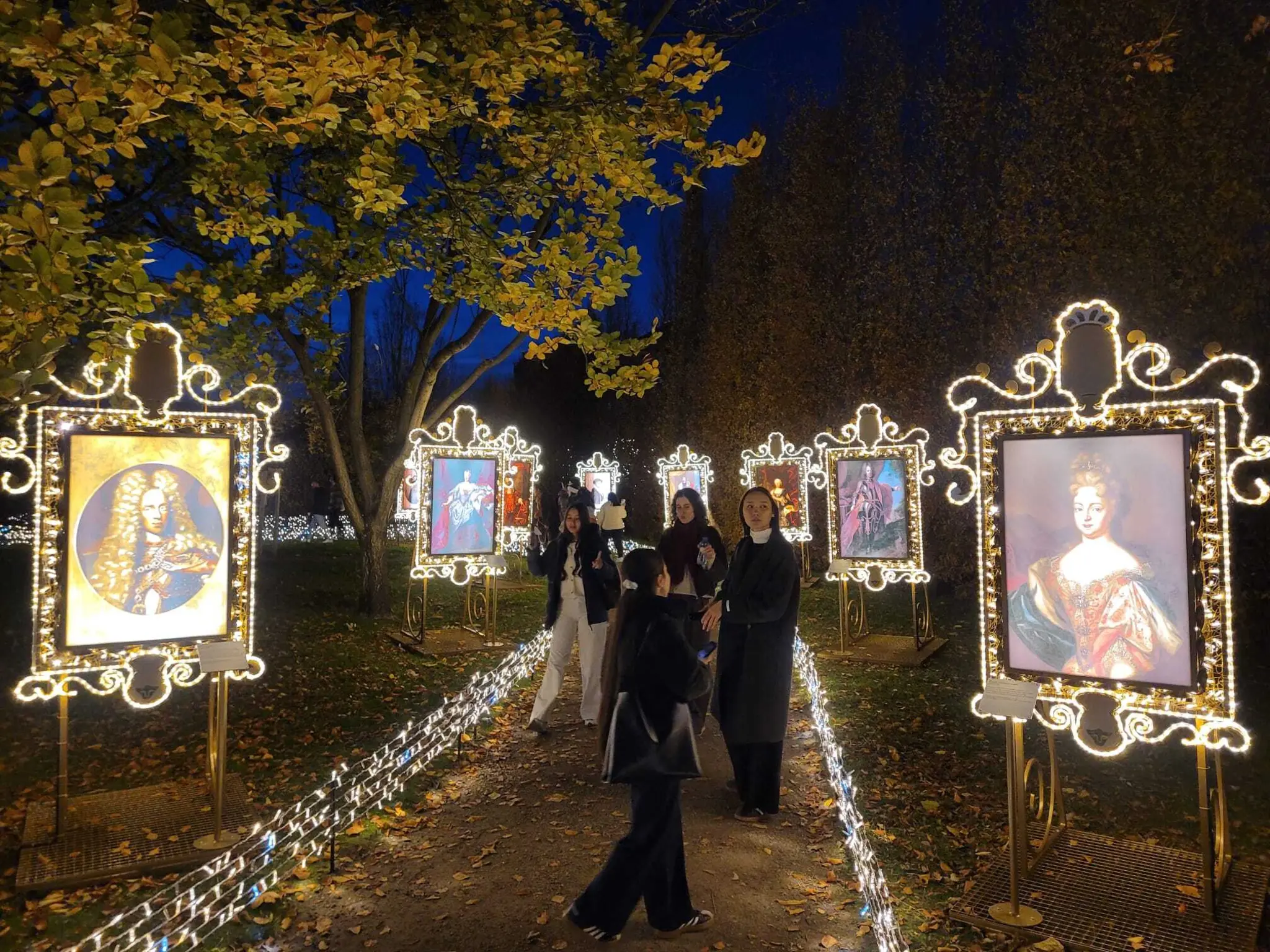 „Imperial Lights“: Lichtergarten im Schlosspark Schönbrunn eröffnet ...