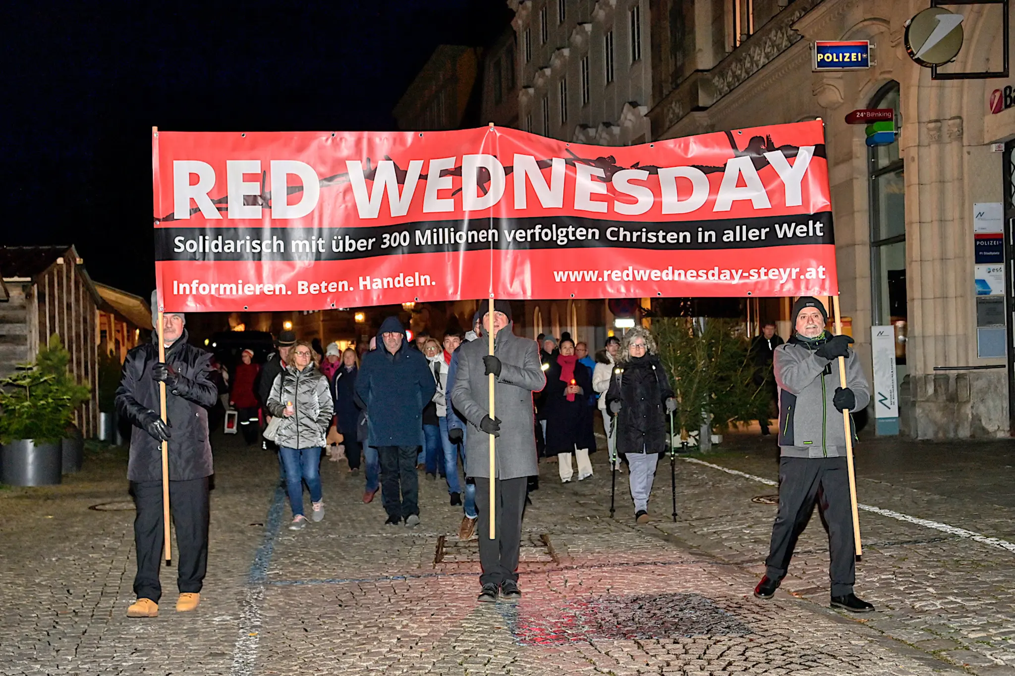 Mit Kunstinstallation "Lucina": RED WEDNESDAY – Zeichen für verfolgte ...