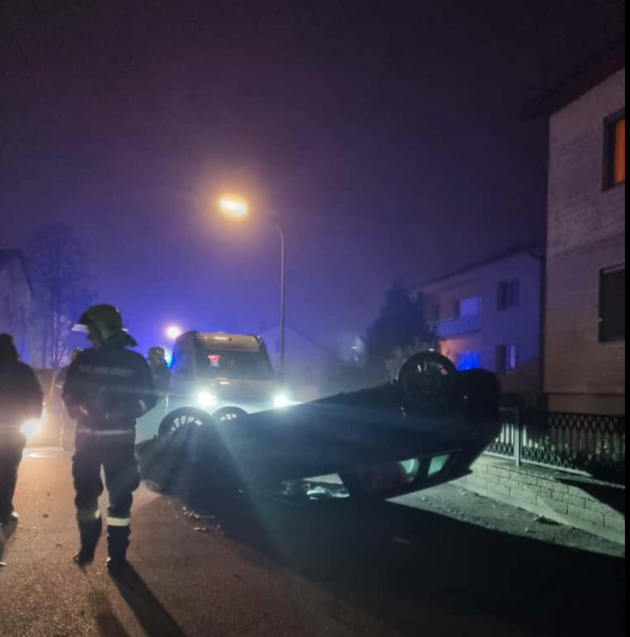 Einsatz in St. Valentin: Auto landete auf dem Dach - Enns
