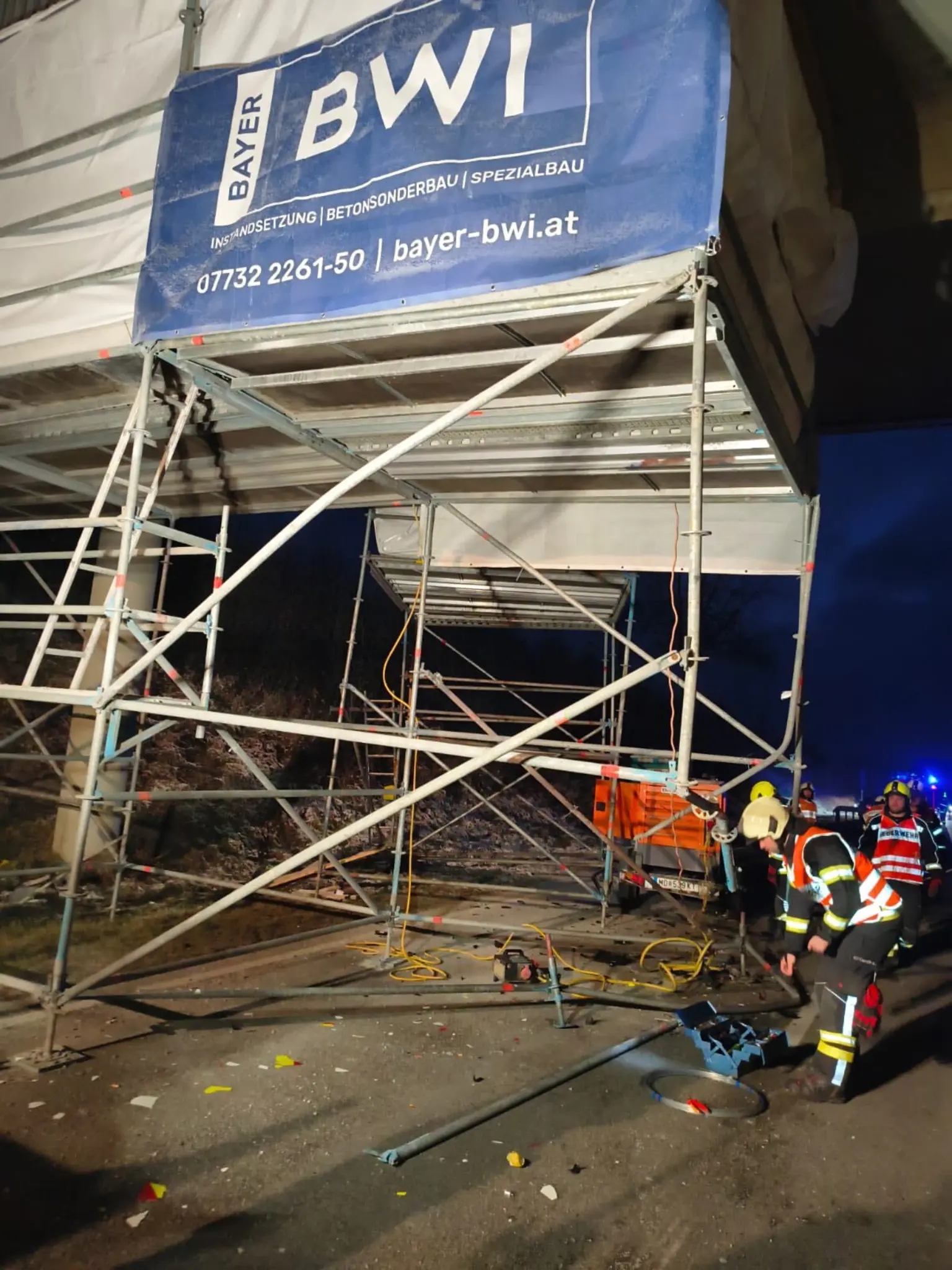Unfall bei Brücke an der B141: Auto krachte in Baugerüst - Ried