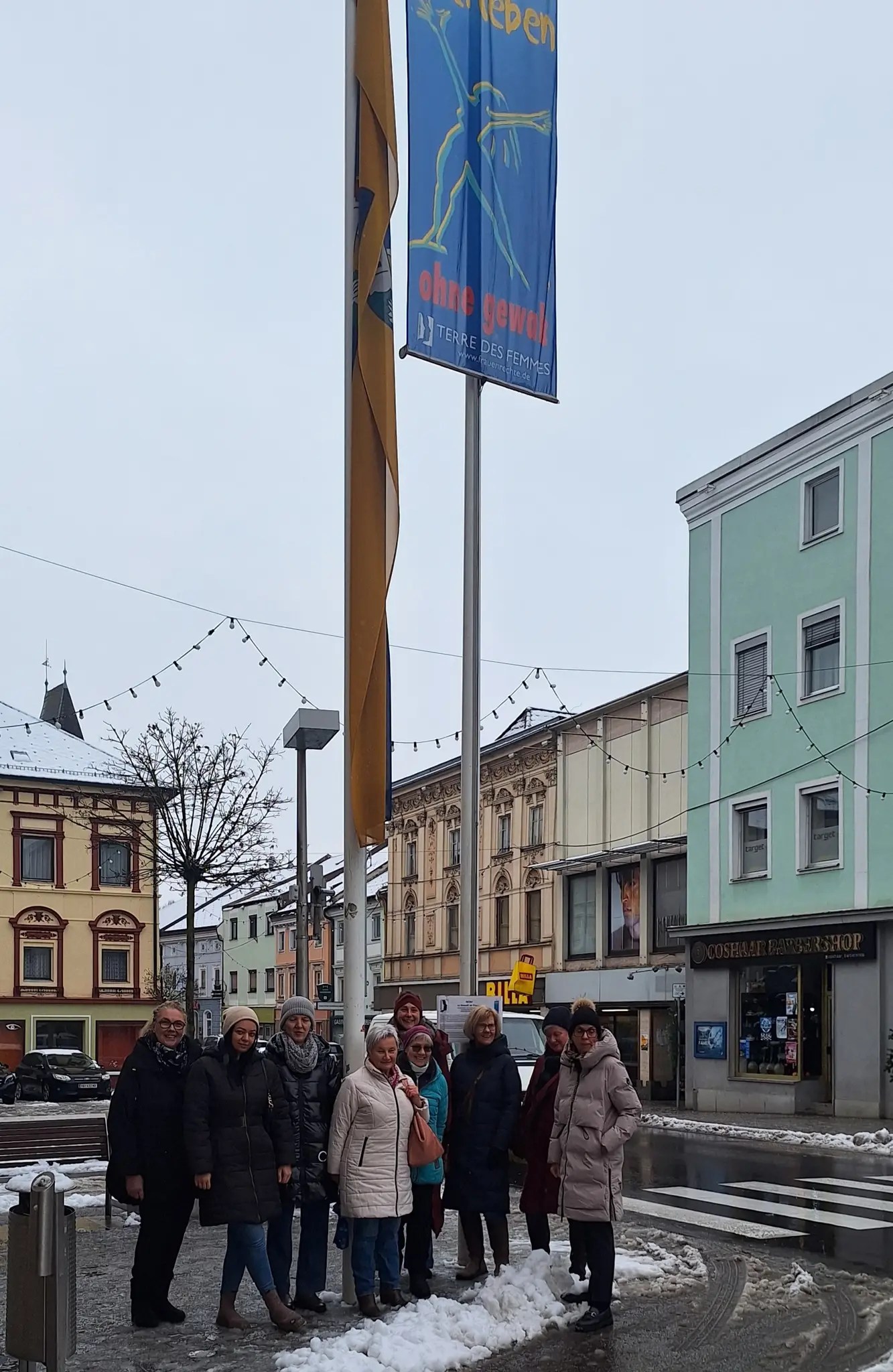 Kampagne: Schwanenstadt hisst Fahne gegen Gewalt - Vöcklabruck