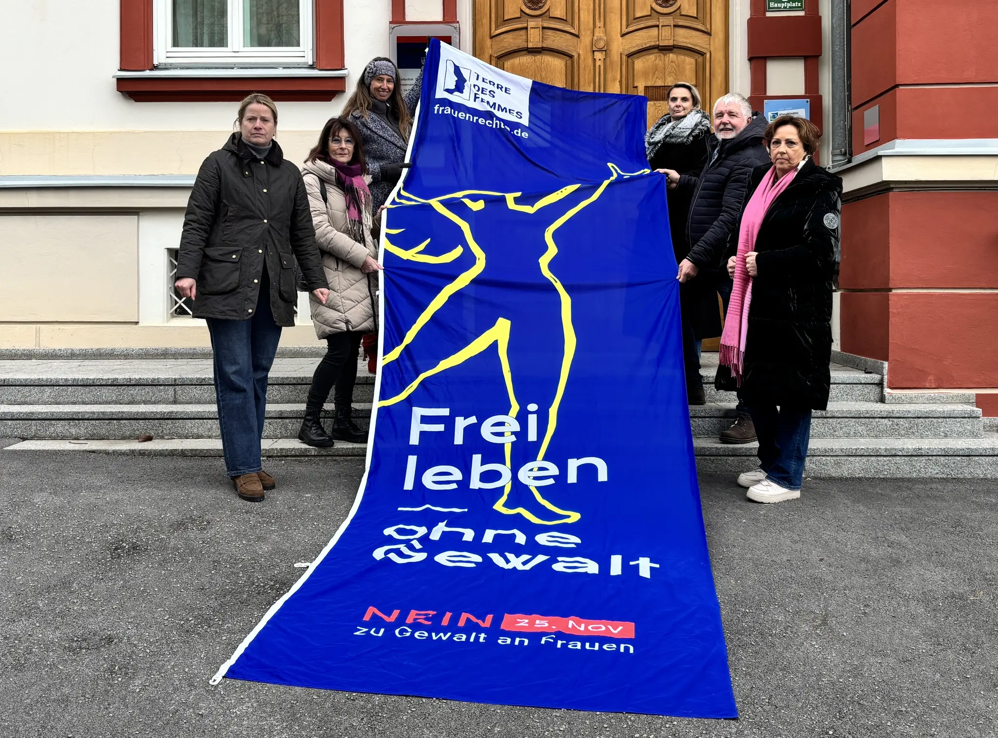 16 Tage gegen Gewalt an Frauen: Fahne im Zeichen der Solidarität ...