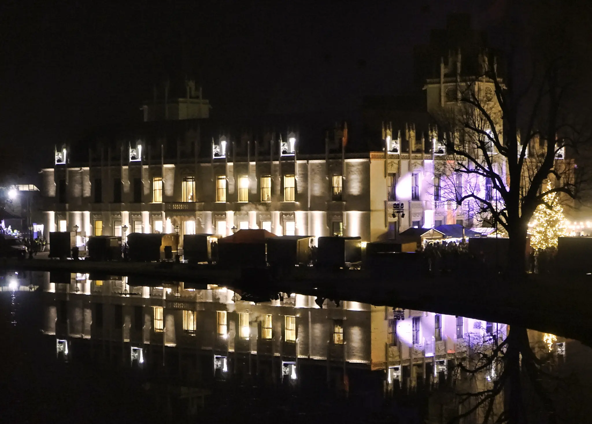 Adventmarkt Schloss Hernstein: Krampus zum angreifen - Baden