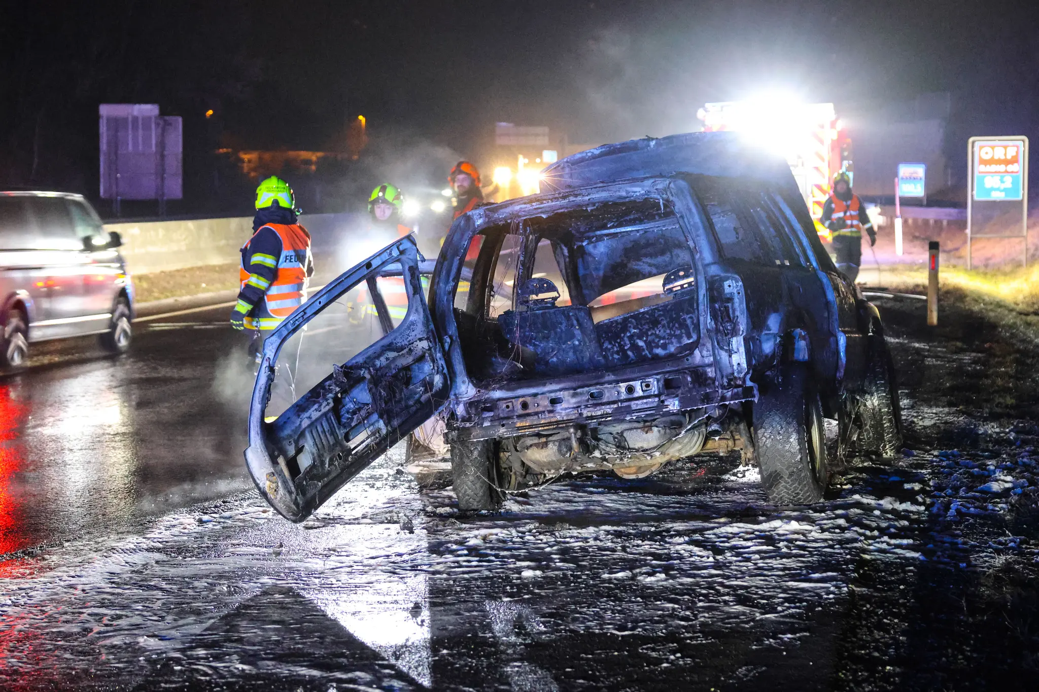 Komplett ausgebrannt: Auto ging auf der A8 in Pichl in Flammen auf ...