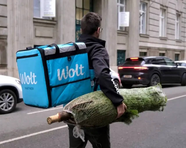 Besondere Fracht: Wolt liefert ab sofort in sechs Städten Christbäume aus