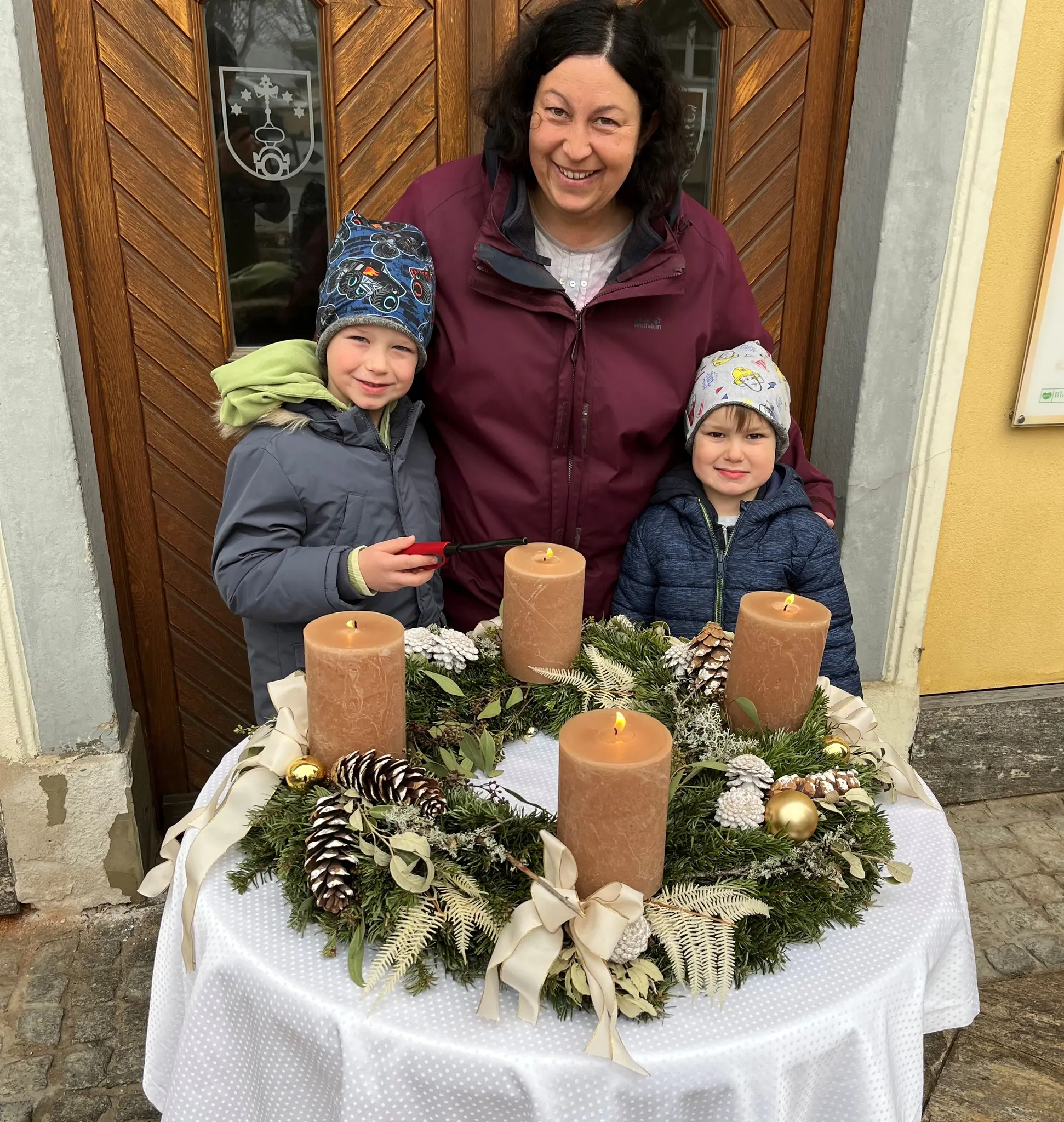 Advent, das vierte Lichtlein brennt: Kinder entzünden die vierte Kerze ...