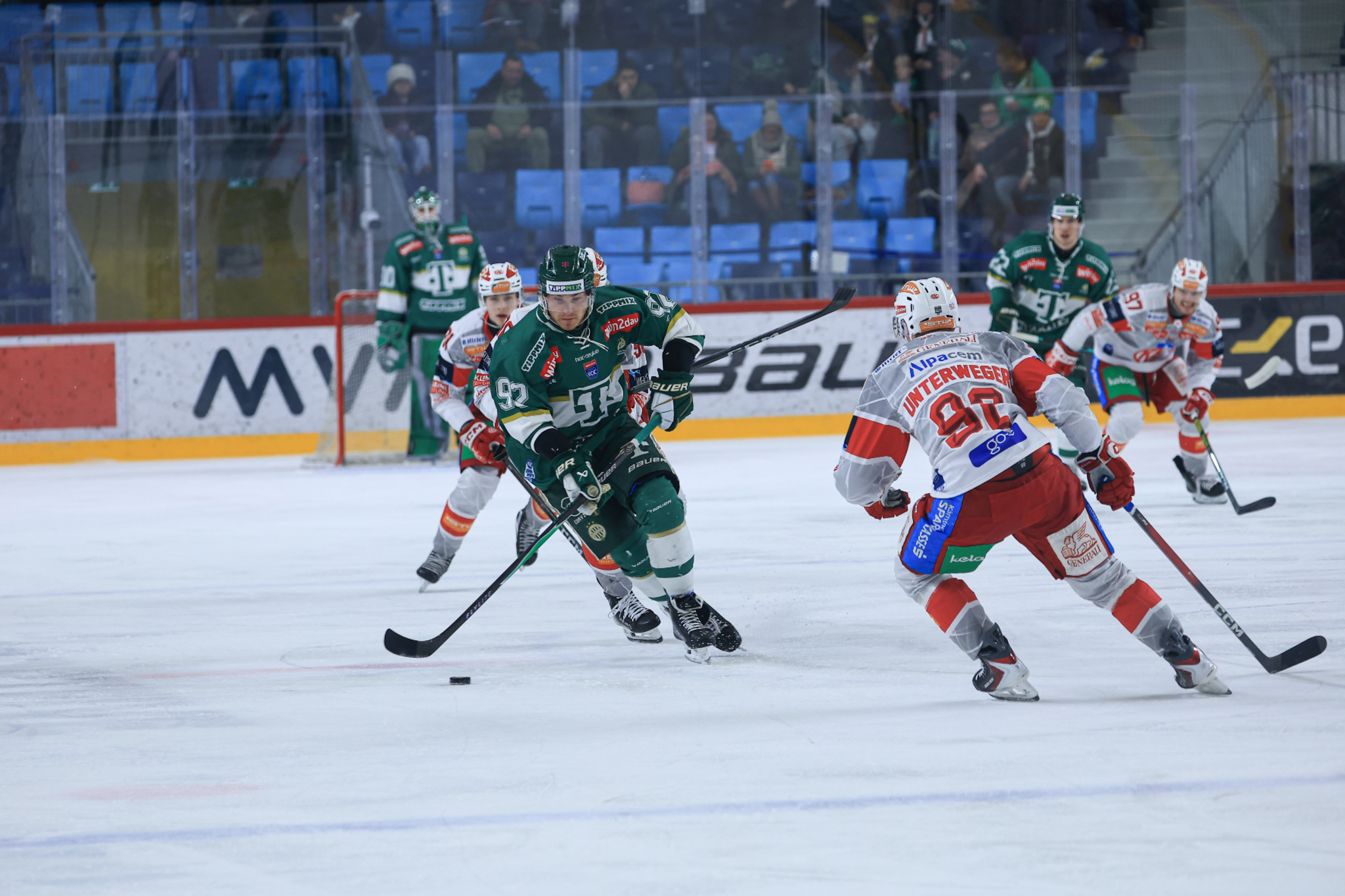 Petersen & Dahm stellen Rekorde auf: EC-KAC siegt mit 5:0 in Budapest ...