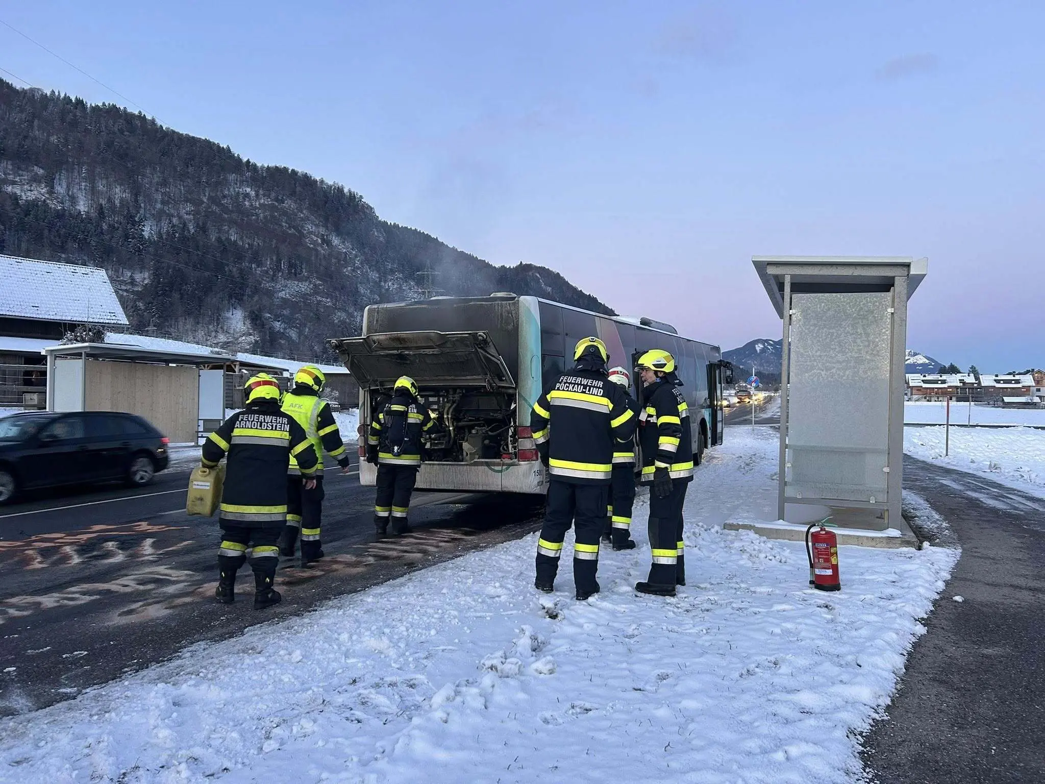 Auf der B83: Massiver Qualm von Bus löste Einsatz in Kärnten aus ...