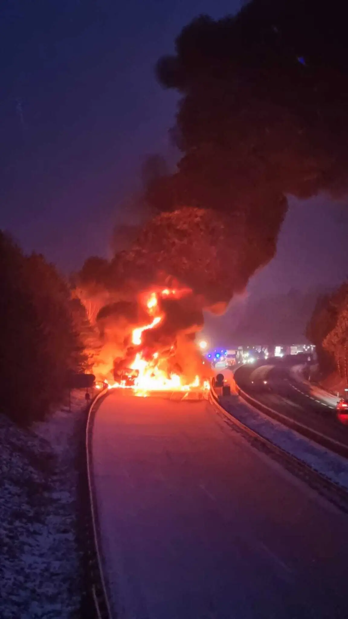Video zeigt Brand: Lkw-Flammeninferno führt zu Großeinsatz & A21 ...