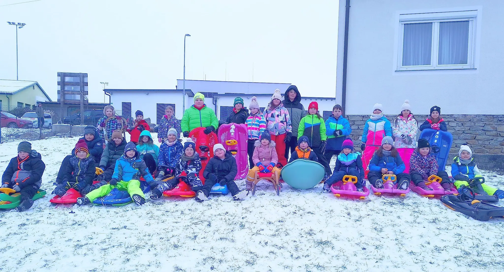 Neuberg im Burgenland: Volksschule im Schnee - Güssing
