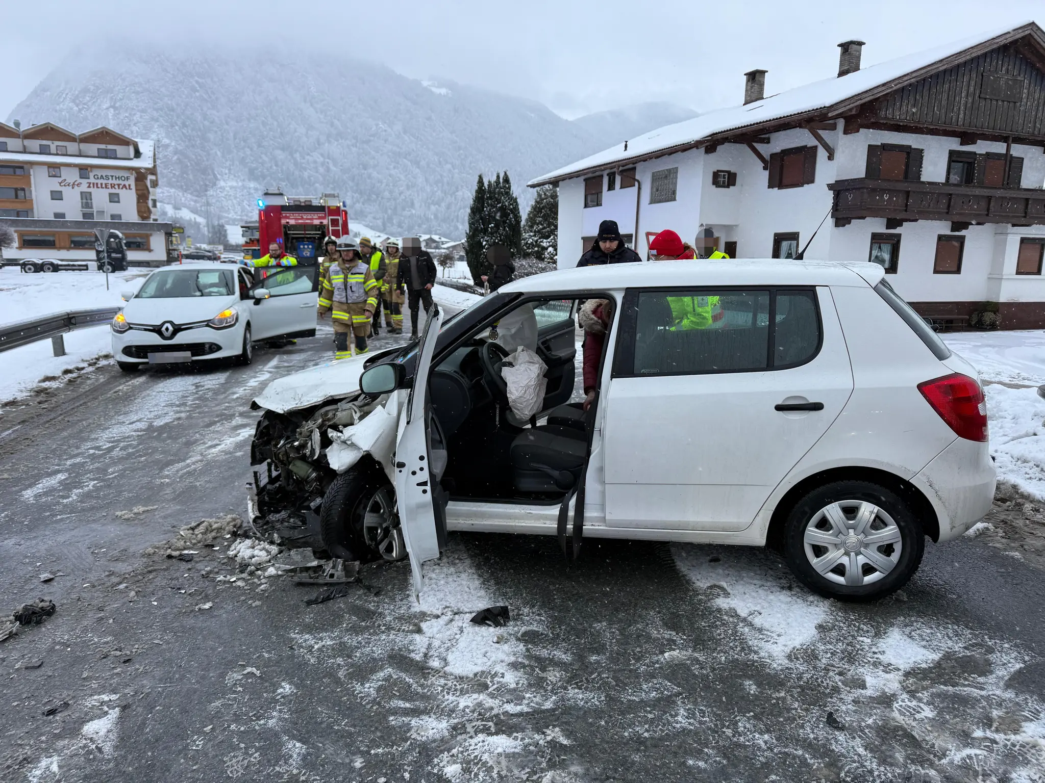 Fünf Menschen verletzt: Frontalcrash auf der B171 im Zillertal - Schwaz