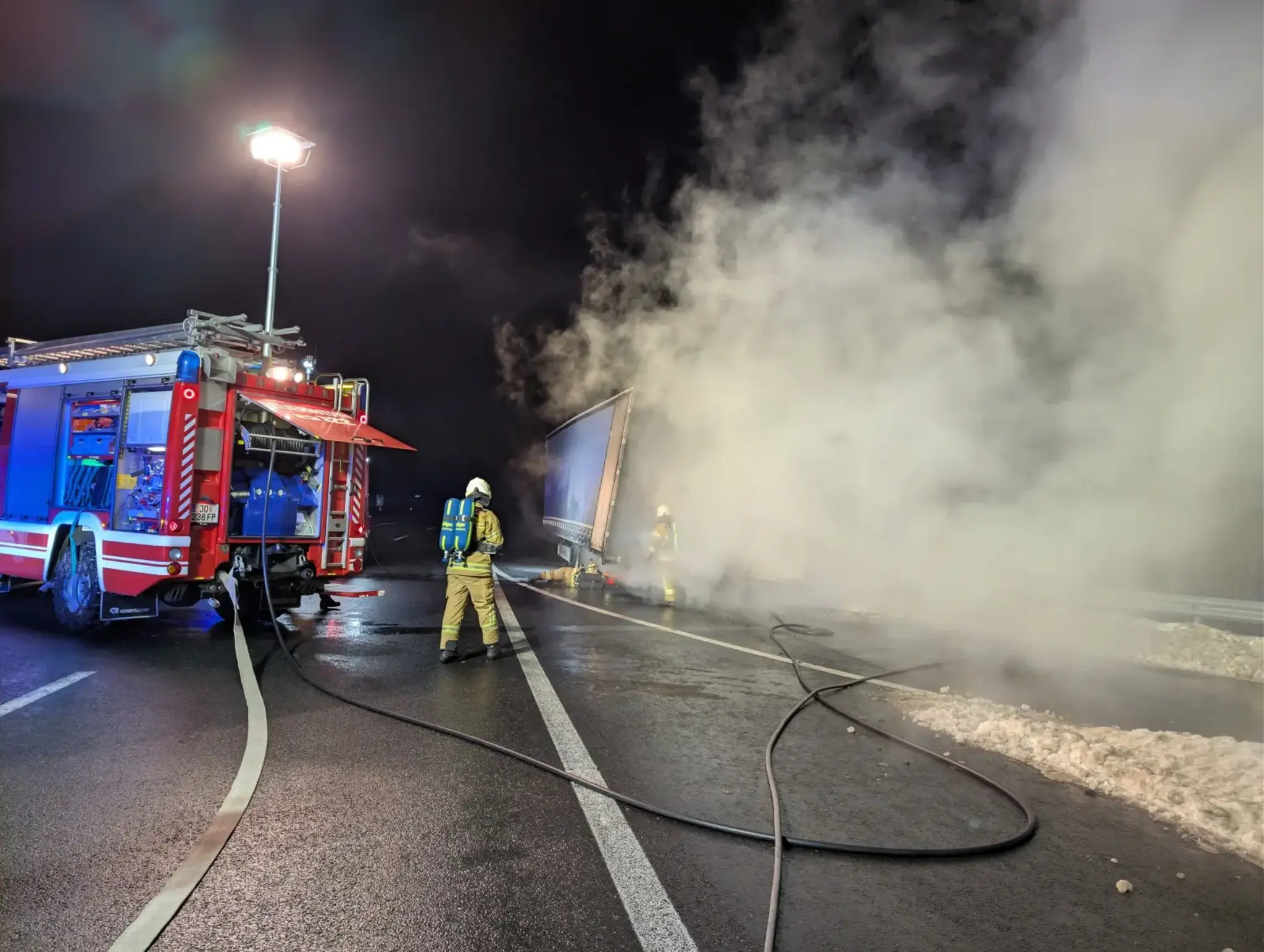 Zwei Feuerwehren im Einsatz: Wieder LKW-Brand auf der A10 ...