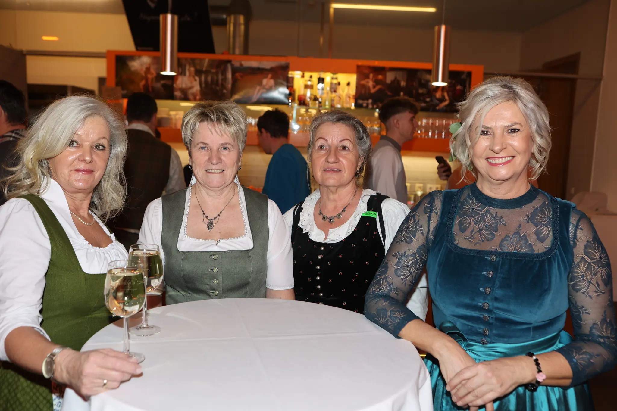 In Feldkirchen: Am Bezirksbauernball wurde das Tanzbein geschwungen ...