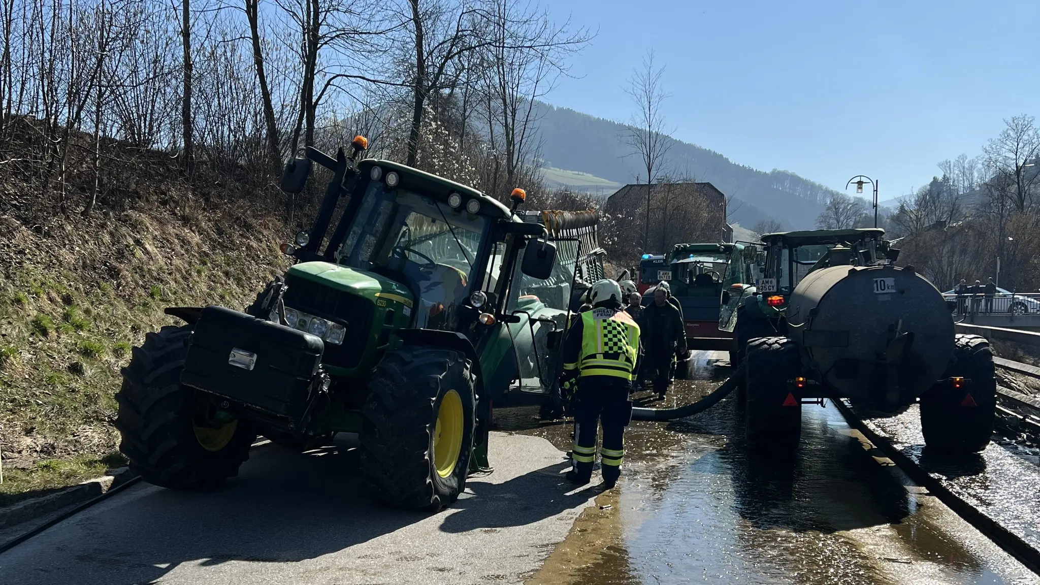 Gülle floss auf Straße: Traktor verlor Rad, Gülle drohte Bach zu ...