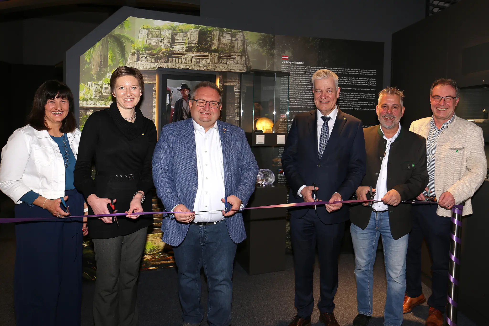Amethyst Welt Maissau: Weltgrößte Kristallschädel Schau - Was steckt ...