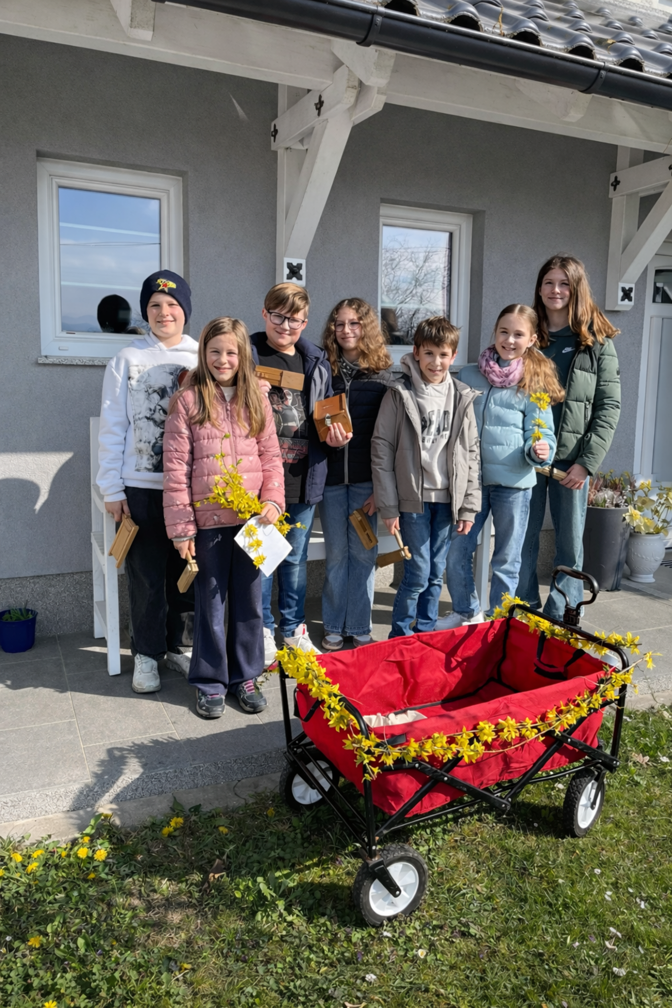 Ostertradition: Kinder und Jugendliche beleben traditionelles Ratschen ...