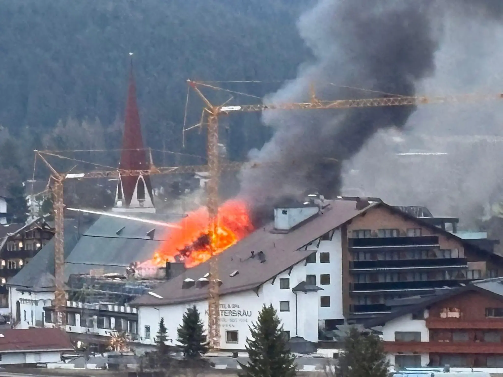 AT Alert ausgelöst, Personen verletzt: Seefeld: Meterhohe Flammen und ...