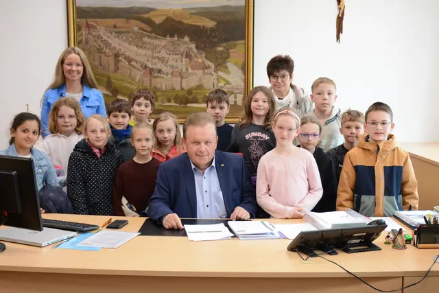 Private Volksschule Zwettl: Volksschüler besuchten Bürgermeister der ...