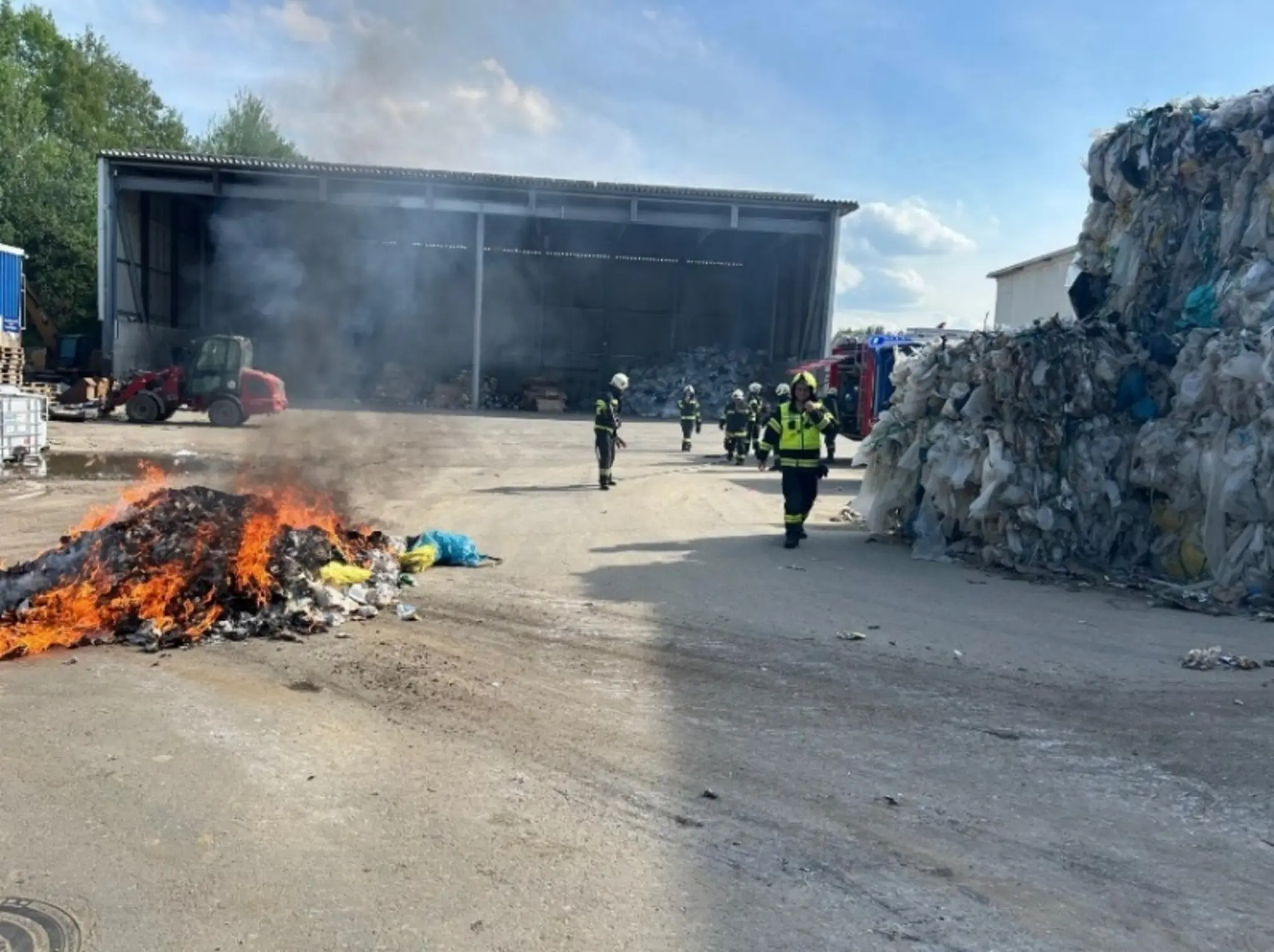 Nach erneutem Brand auf Entsorgungsgelände: "Akkus gehören nicht in den ...