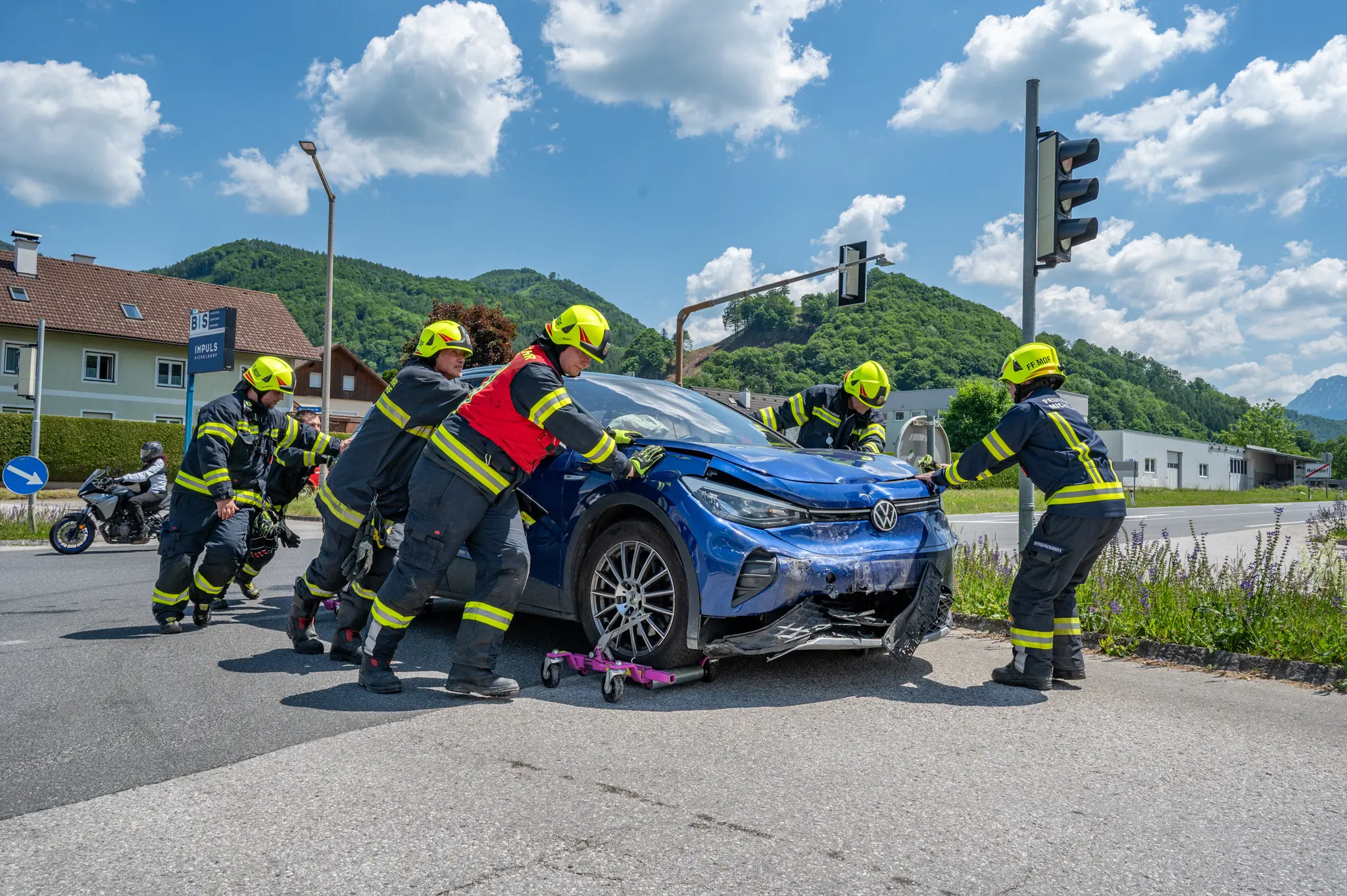 Crash auf Kreuzung: Schutzengel für Fahrer und Hund bei Unfall in ...