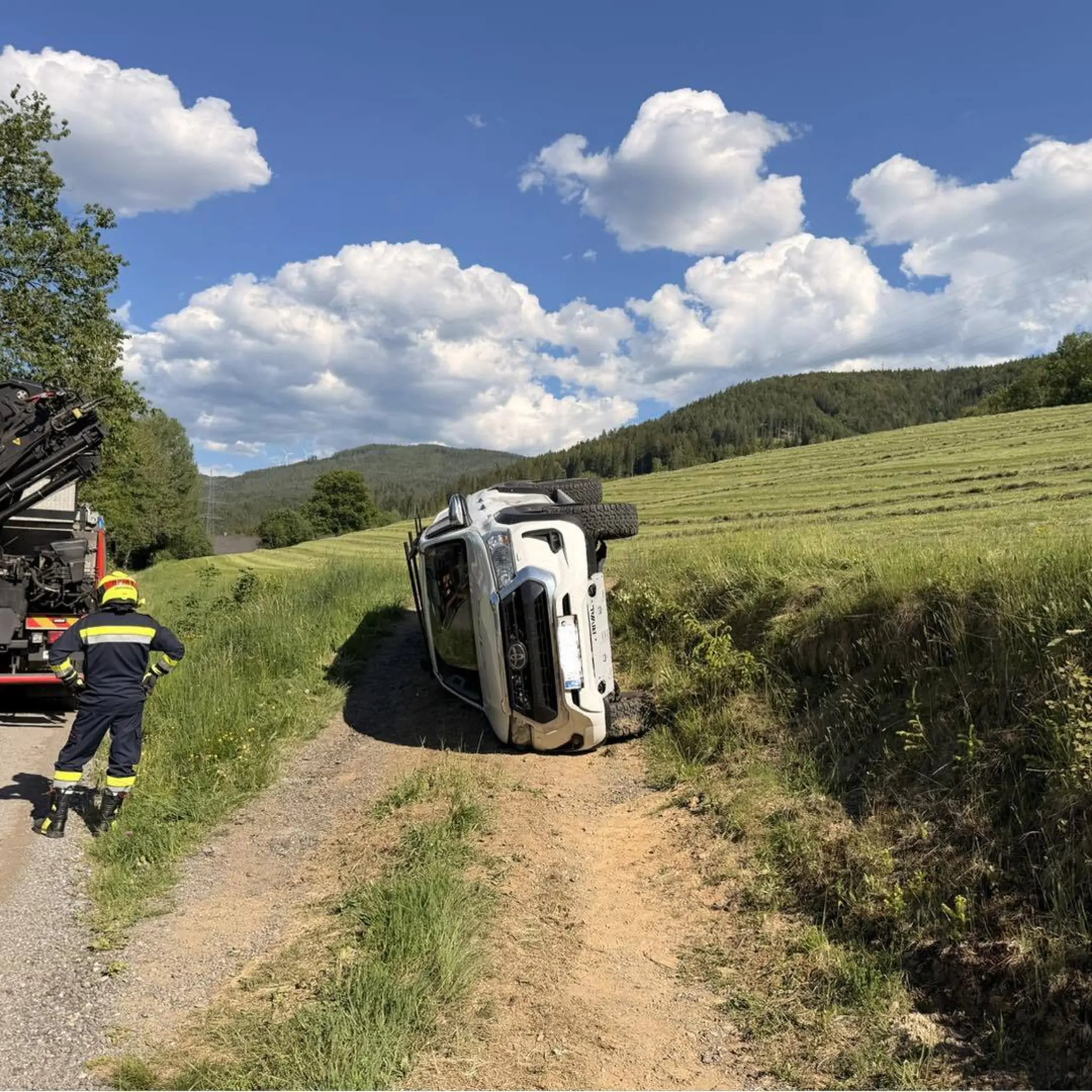 Unfall in Langenwang: Auto rutscht von Straße, Feuerwehr rettet ...