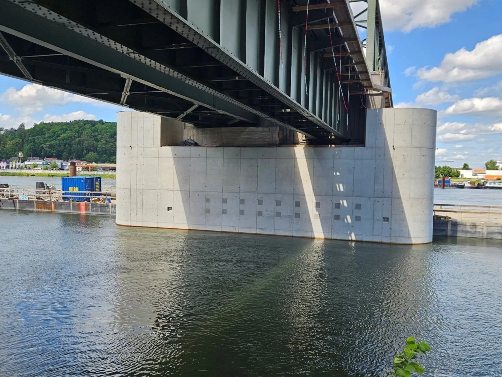 Tragwerkstausch in Vorbereitung: Erster Pfeiler der Donaubrücke ...