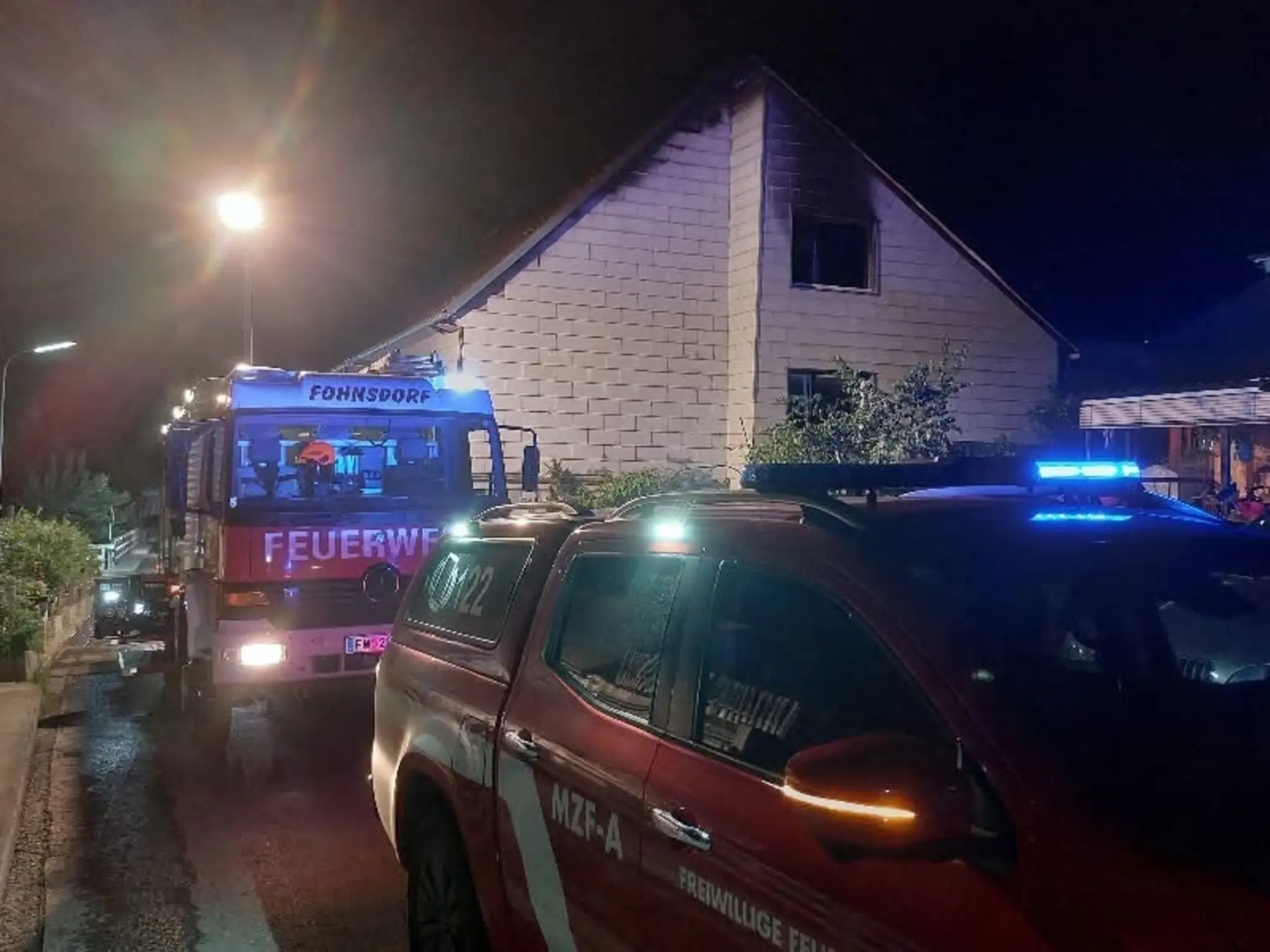 Großbrand in Fohnsdorf: Flammen zerstörten Obergeschoss und Carport ...