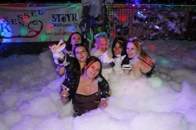 Hexenkessel Event: Schaumparty im HK Steyr: Zwei Nächte voller Beats ...