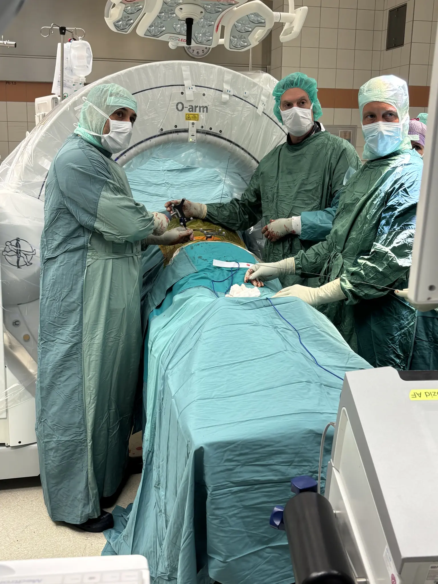 Hightech im OP: Neues System revolutioniert Wirbelsäulenchirurgie in ...