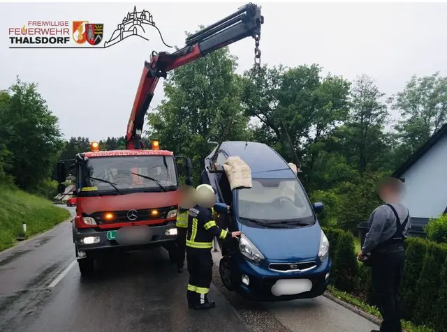 In Hecke gelandet: Pkw geriet auf Längsee Landesstraße ins Schleudern ...