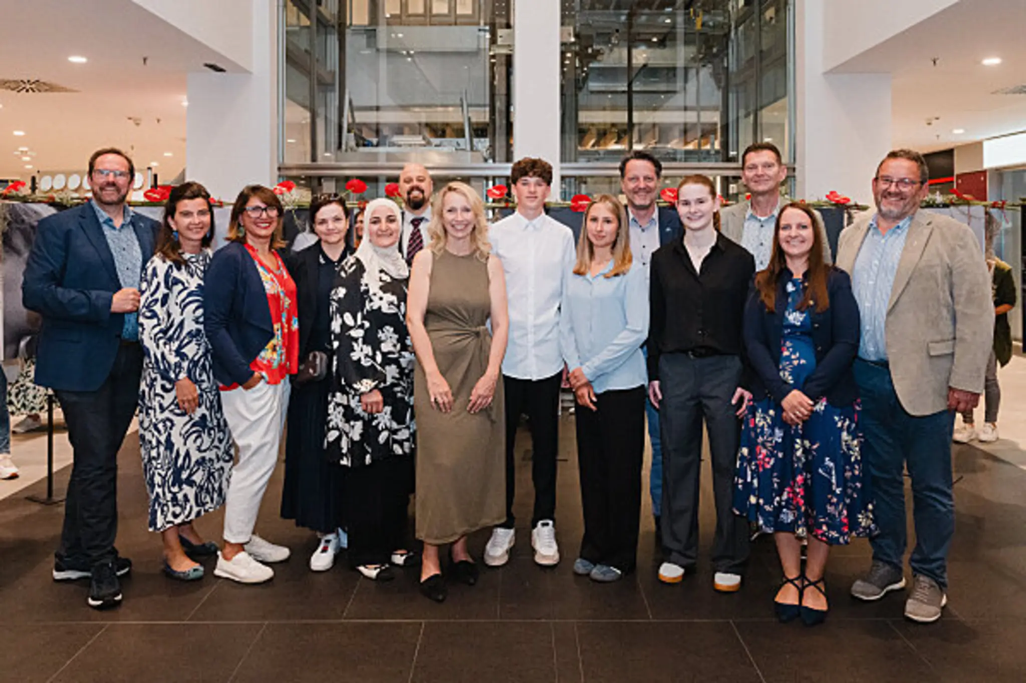 City Center Amstetten: HLW Schüler - innen eröffnen Fotoausstellung zur ...
