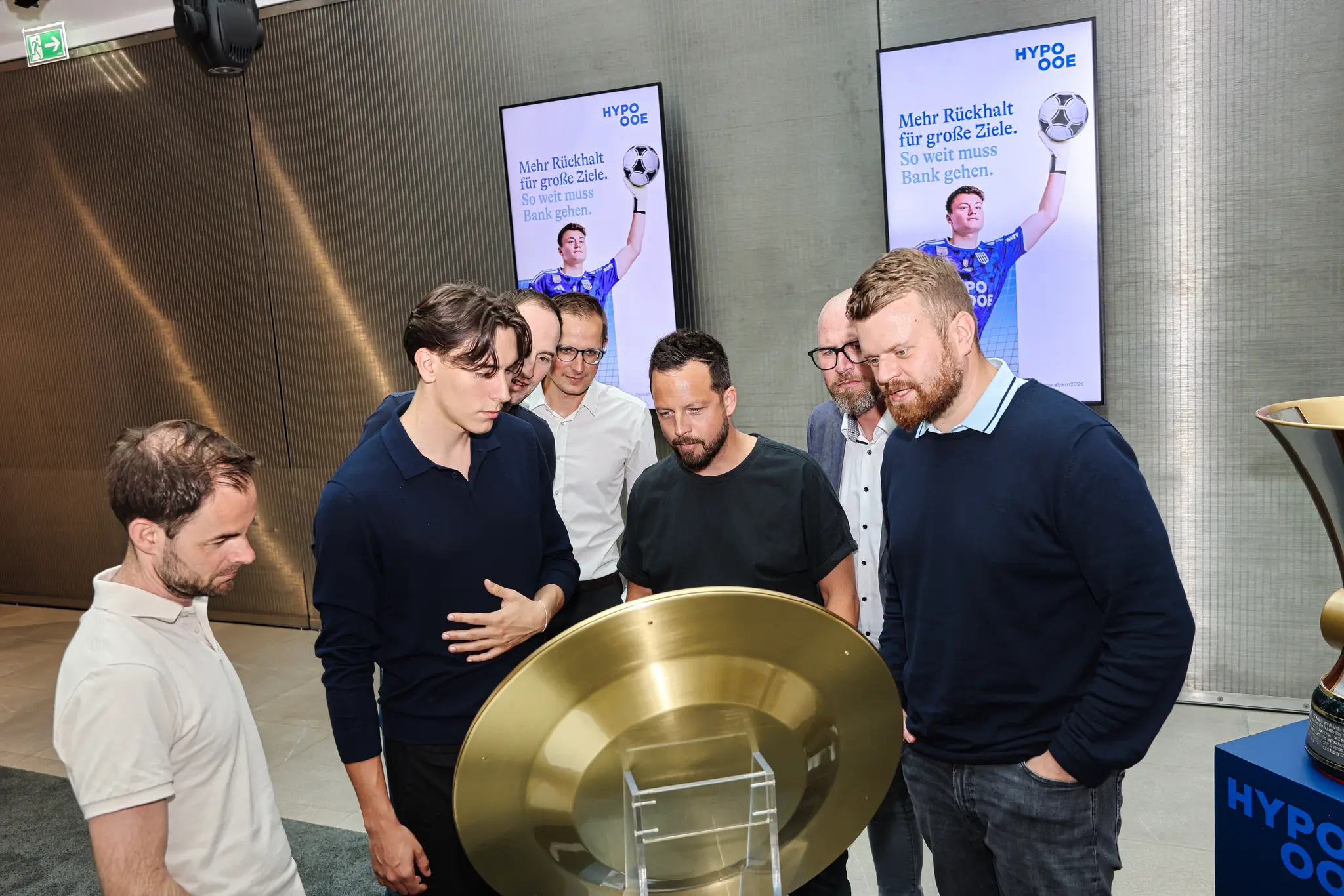 Sportliche Höhepunkte der Athletiker zum Anfassen: LASK-Trophäen ließen ...