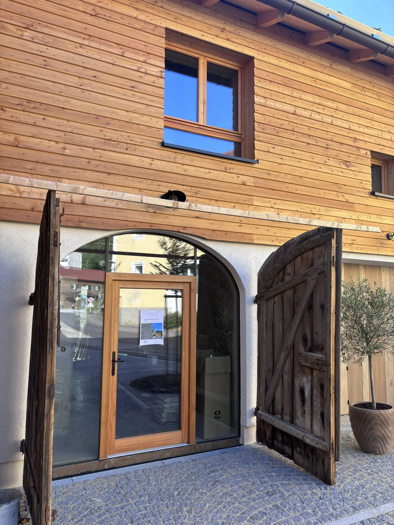 Eidenberg feiert: Neueröffnung im Ortszentrum, alter Stall wird zur ...