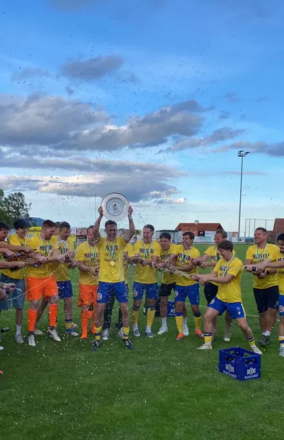 Fußball Gebietsliga Ost: Jubel in Blau-Gelb: Der SV Gutenberg ist ...