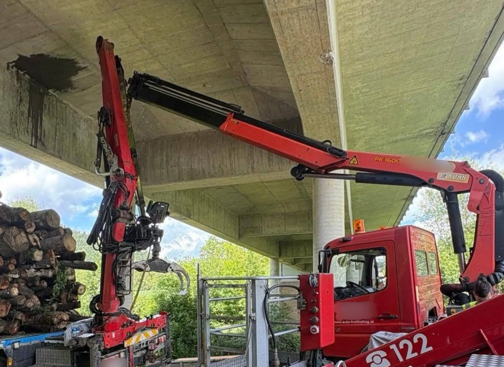 Feuerwehreinsatz im Bezirk St. Veit/Glan: Lkw unter Brücke ...