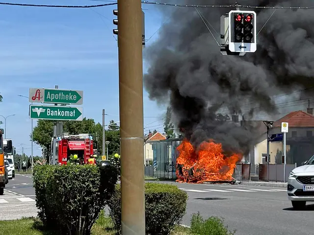 Einsatz auf B17: Badner-Bahn-Führer alarmierte die Helfer, Wohnwagen ...