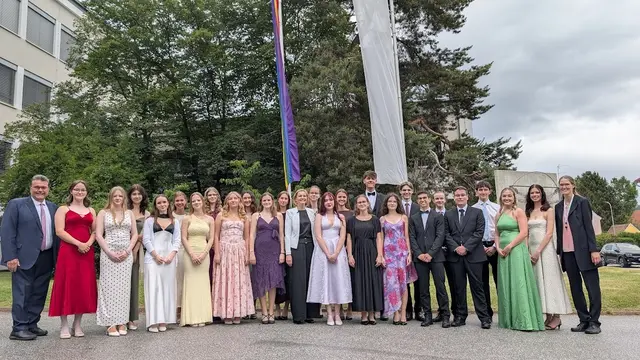 Alle 25 schaffen die Matura: Gymnasium Horn feiert perfekte Maturaquote ...