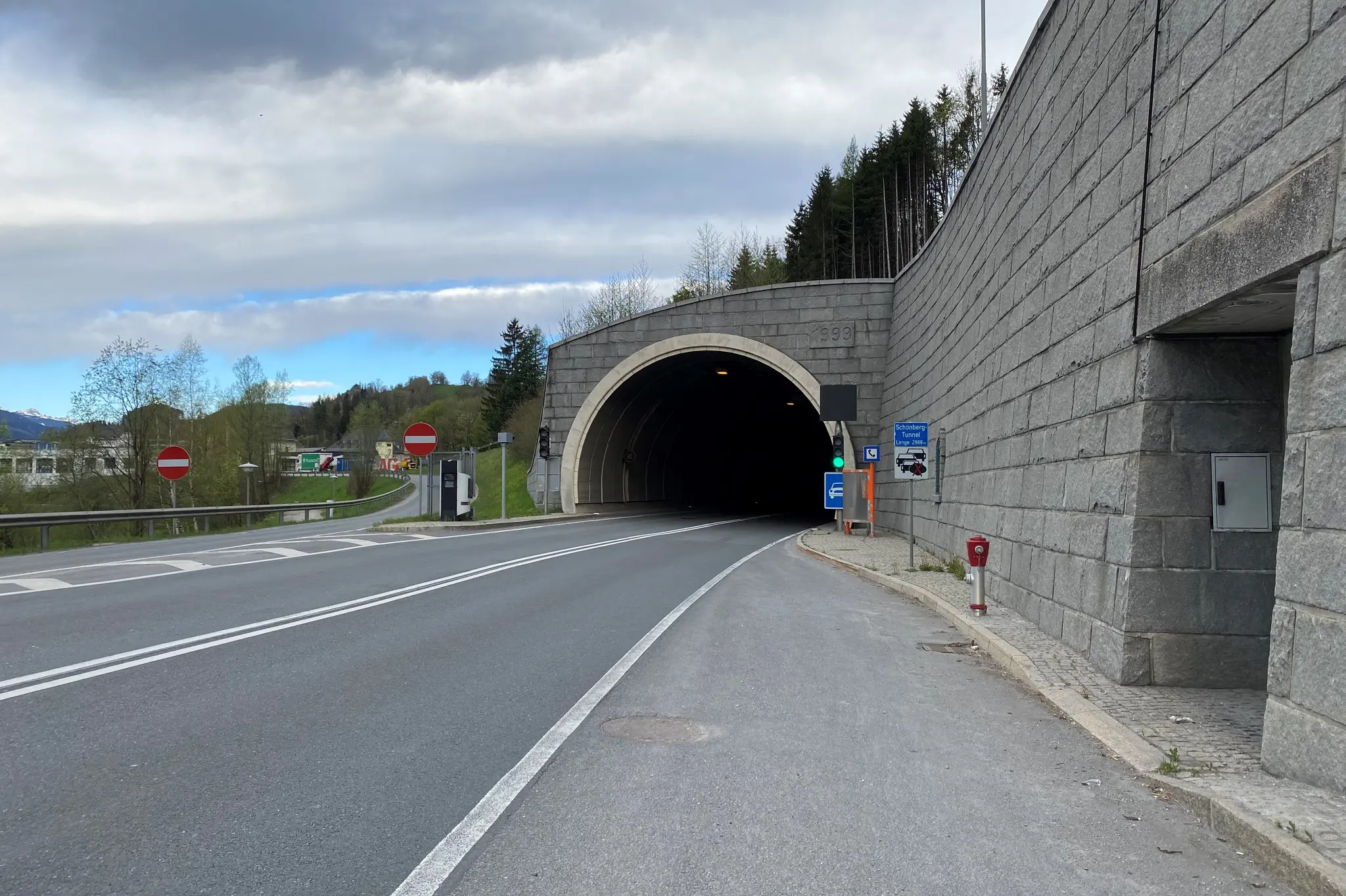 Tödlicher Motorradunfall: 65-Jähriger stirbt nach Kollision mit ...