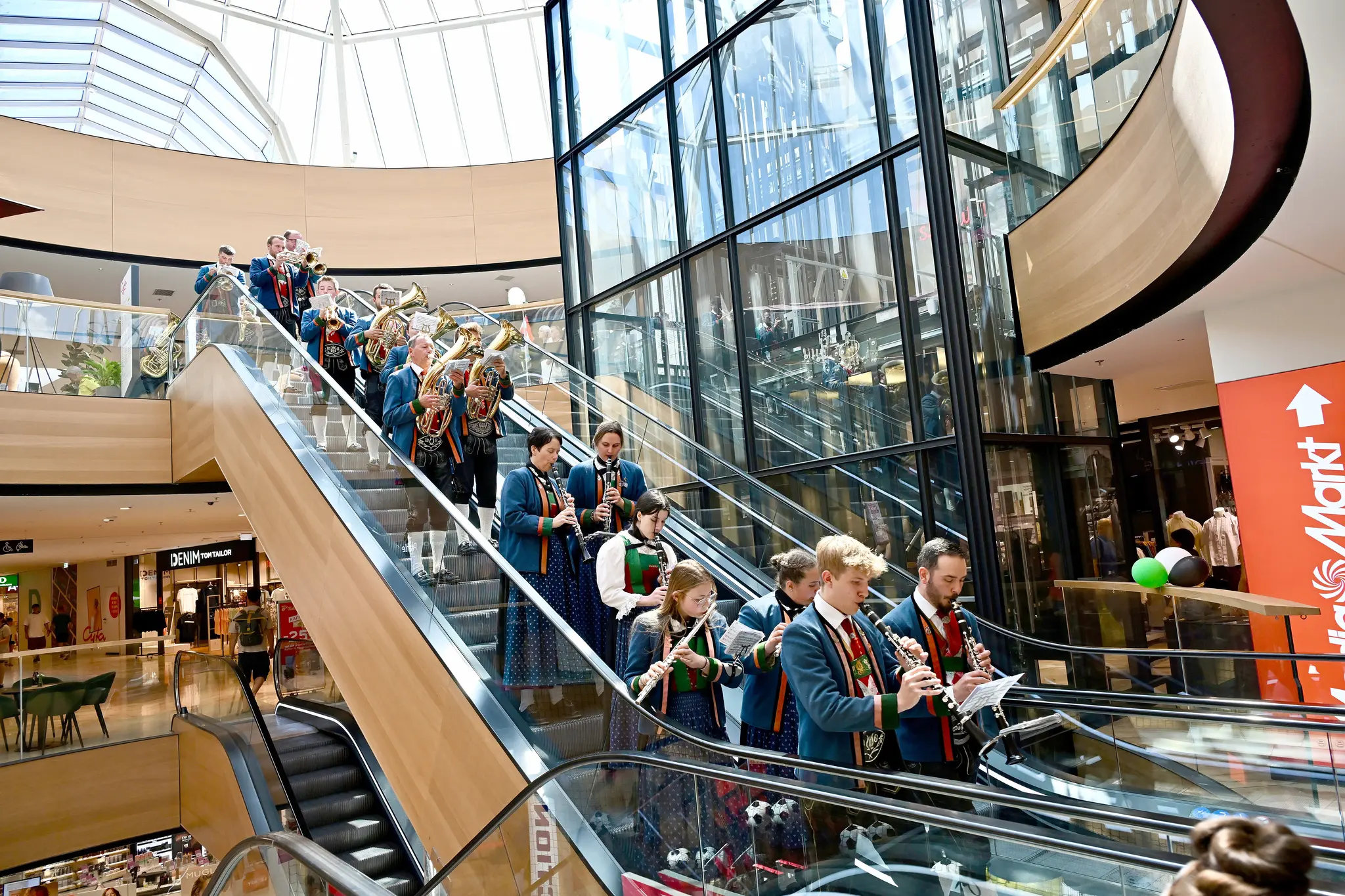Spektakel: Flashmob der Musikkapelle Gries im Sellrain im EKZ CYTA Völs ...