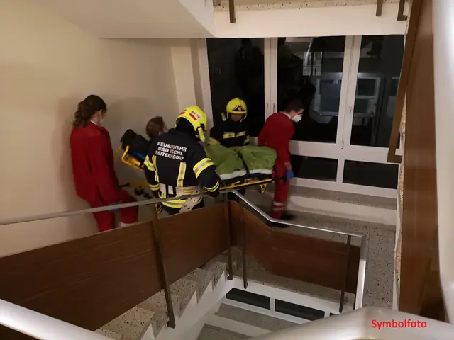 Einsatz im Hüttenweg: Ischler Feuerwehrleute unterstützen Rotes Kreuz ...